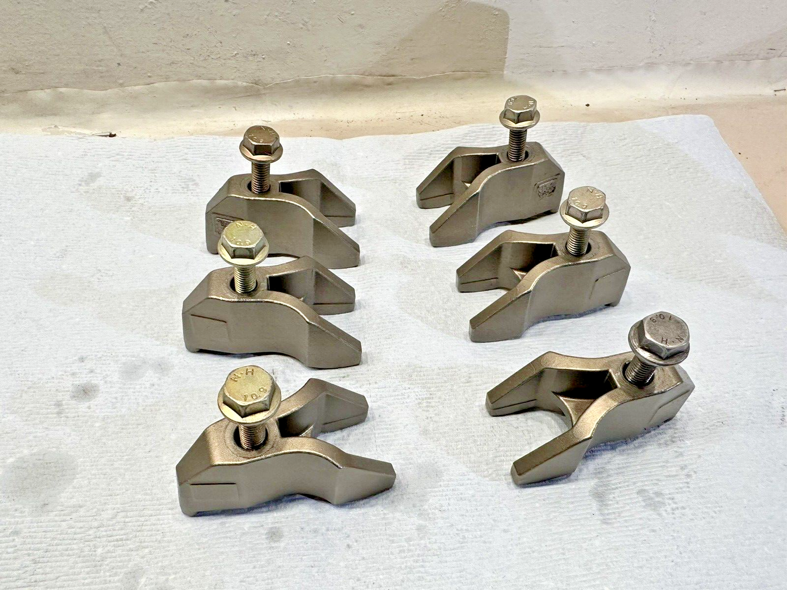 Set of 6 Paccar MX13 fuel injectors hold down clamps 1791123 OEM - ABC ...