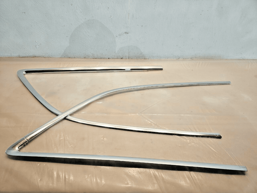 2007-2015 AUDI Q7 REAR RIGHT QUARTER WINDOW GLASS & TRIM MOLDING ...