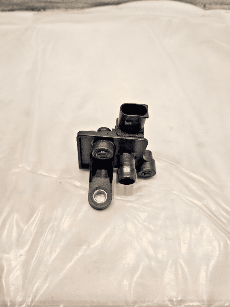 2015 Paccar MX13 Crankcase Breather Pressure Sensor 1995381 OEM - ABC ...