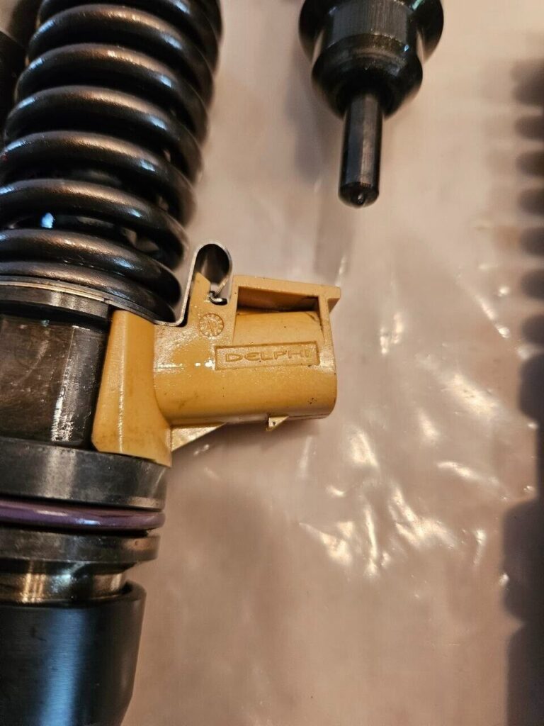 Set of 5 Volvo D13 Mack MP8 Diesel Engine Fuel Injectors 85020428 OEM ...