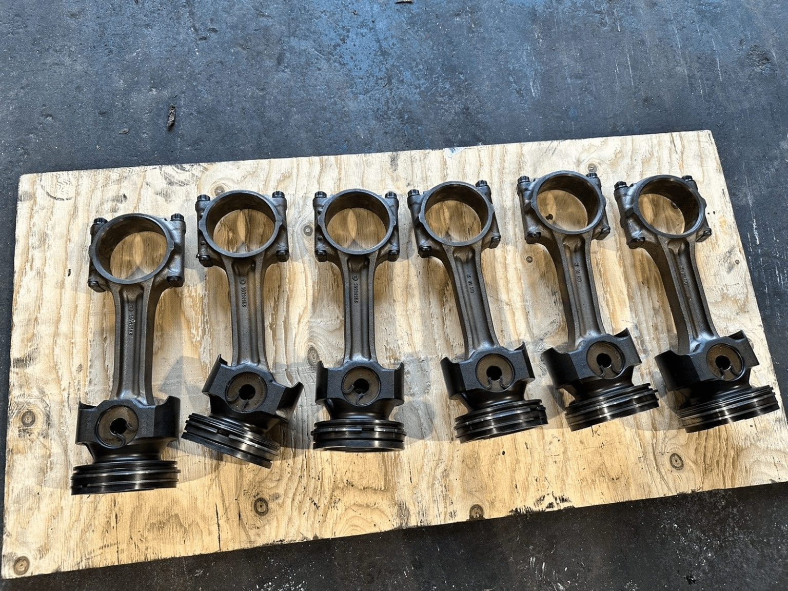 Connecting rods & Pistons for Trucks | Buy Connecting rods & Pistons Online