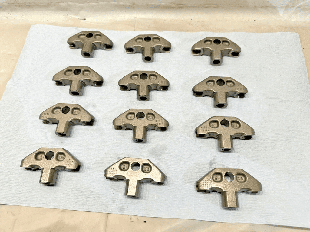 12 x PACCAR MX13 diesel engine crosshead rocker erm valve bridge G319 ...