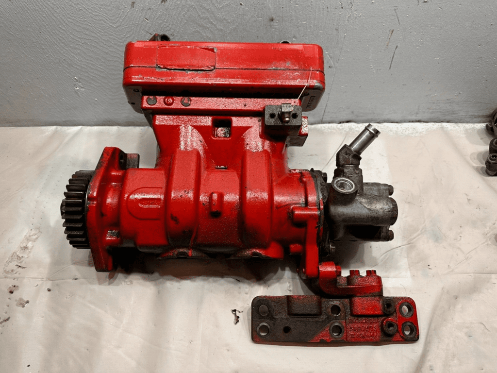 Cummins ISX15 Air Compressor w/ Power Steering pump Assembly 3687356 ...
