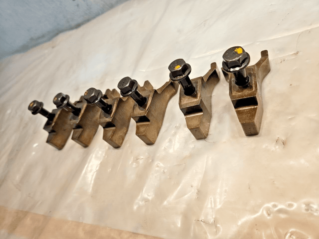 Set of 6 2006 VOLVO D12 Diesel Engine FUEL INJECTOR HOLD DOWN CLAMPS ...