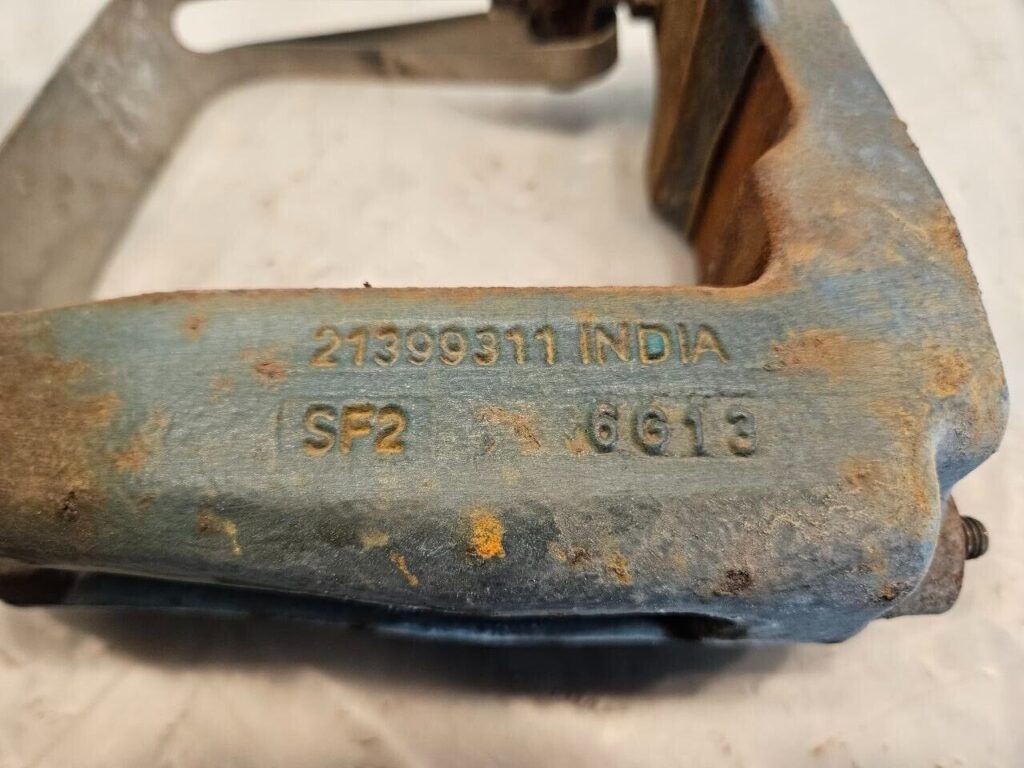 Set of 2 VOLVO D13 12.8L DIESEL ENGINE EGR COOLER MOUNTING BRACKETS ...